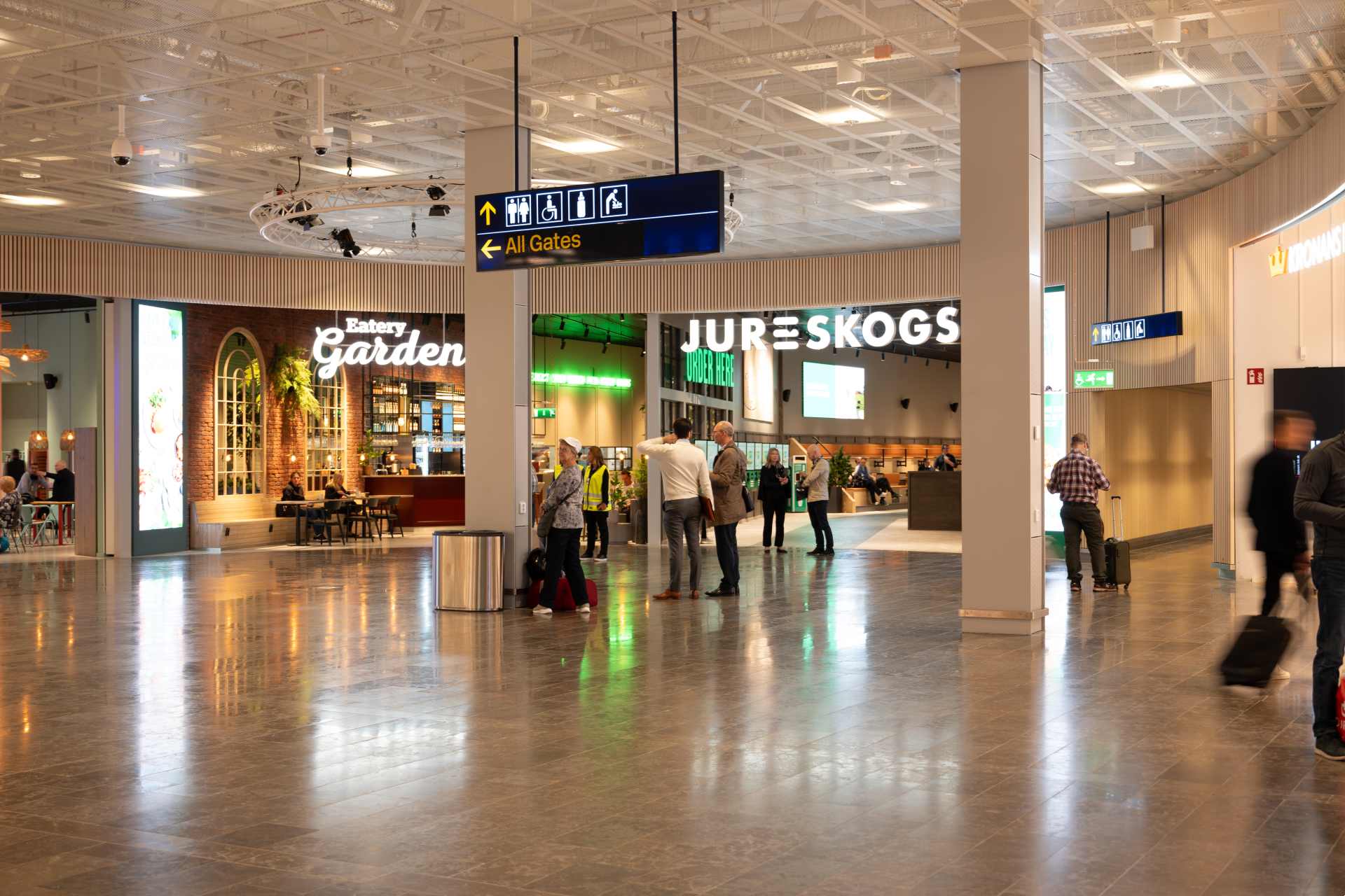 Säkerhetskontrollen och första delen av marknadsplatsen har öppnats ...