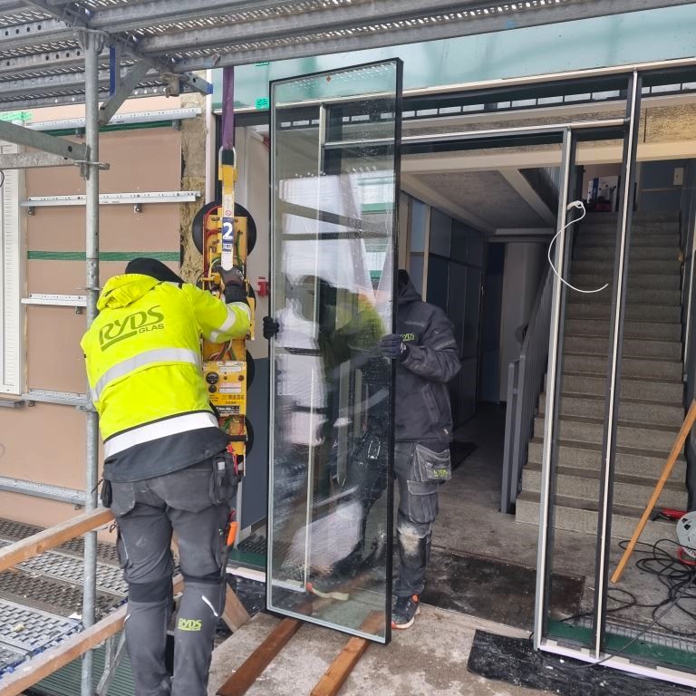 Ryds Glas moderniserar 69 trapphus – öppnar upp med stora glaspartier ...